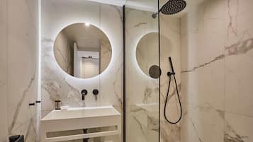 Apartamento | Casa de banho | Um secador de cabelo, sabão