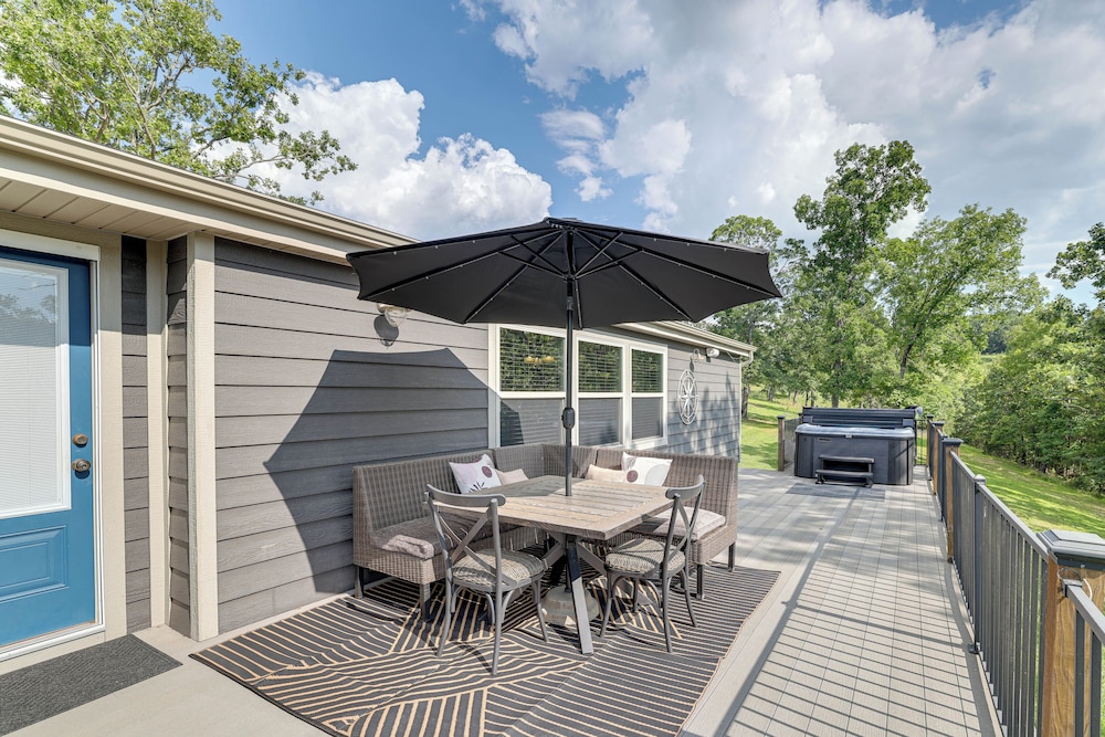 Outdoor Kitchen + Hot Tub: Table Rock Lake House - Shell Knob, MO