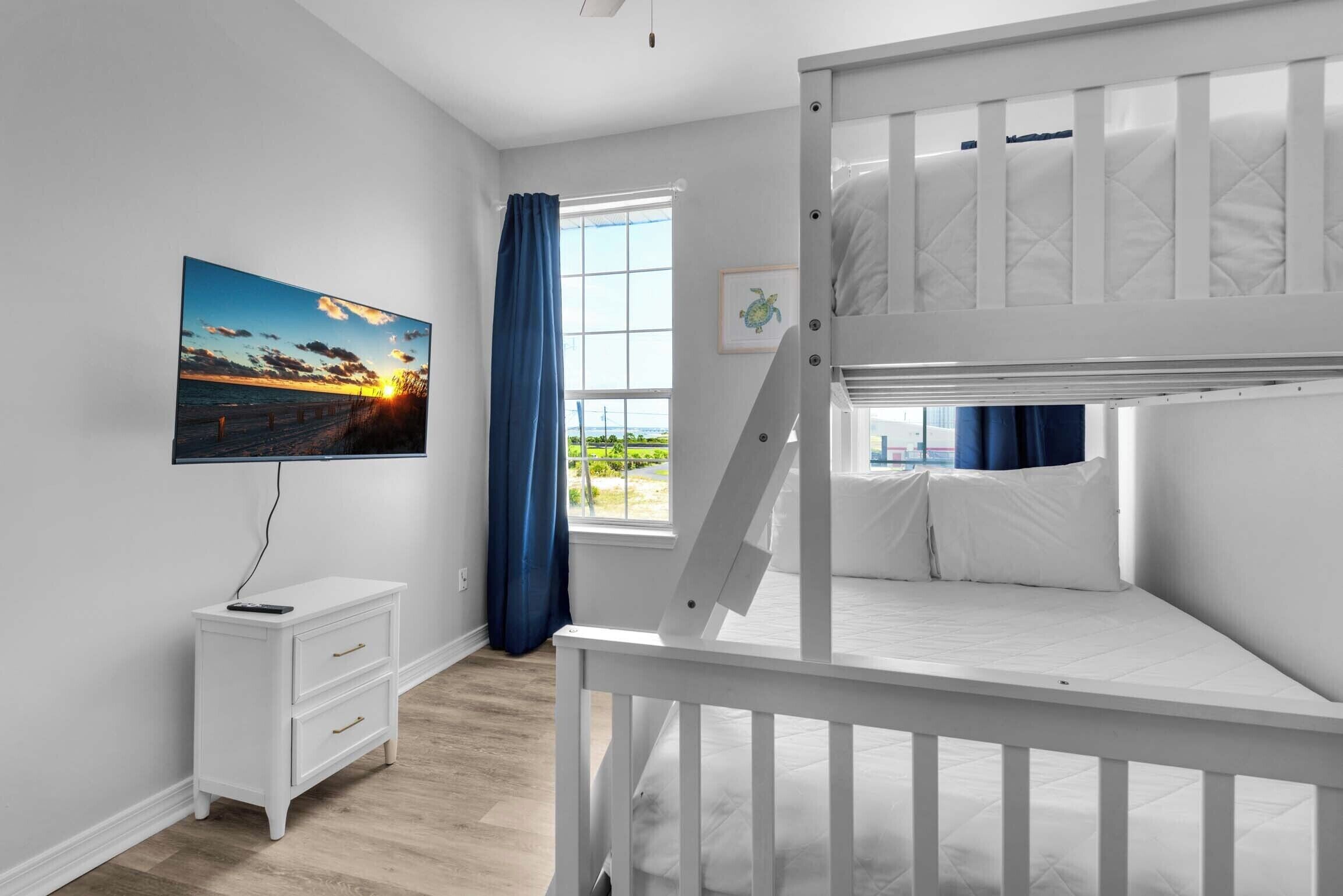 Coastal Cottage | Navarre Waterfront Home W/ Dock + Balcony - Navarre, FL