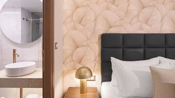 Quarto de hotel com espelho redondo, pia branca, mesa de cabeceira de madeira com abajur, cama com roupa de cama branca e parede texturizada.