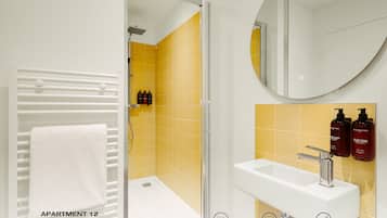 Studio 12 | Banheiro | Chuveiro, secador de cabelo, toalhas de banho, sabonete