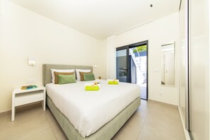 3 quartos, berços/camas para crianças, roupa de cama fornecida