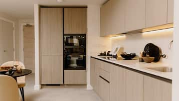 Apartamento | Cozinha privada | Geladeira, micro-ondas, fogão, cooktop