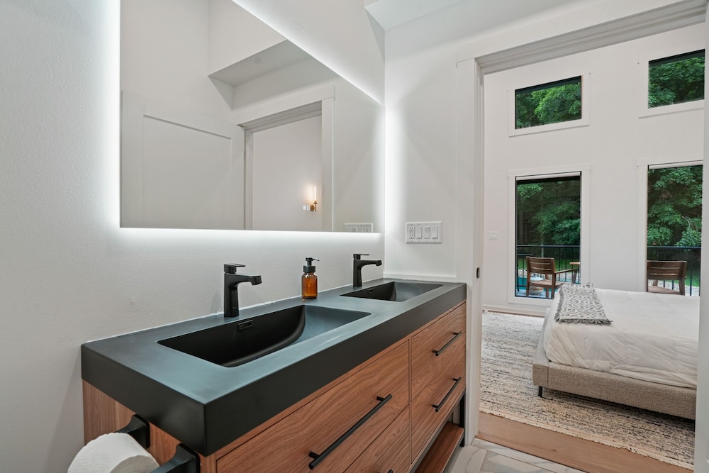 Siverly Haus | Pond View | Modern | New - Vinton County | Vrbo