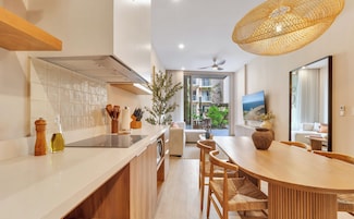 2 Bedroom Groundfloor B105 | Cozinha privada | Um frigorífico/congelador grande, um micro-ondas, grelhador