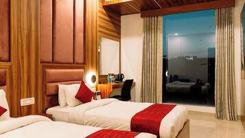 Quarto casal ou duplo, vista para o jardim | Escrivaninha, espaço de trabalho para notebook, cortinas blackout