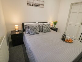 2 quartos, individualmente decorados, individualmente mobiliados