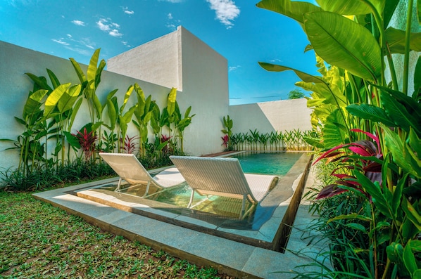 Piscina exterior, espreguiçadeiras