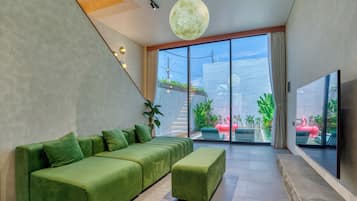 Vila luxo, 2 quartos, piscina particular | Sala de estar | TV de tela plana 65 polegadas com canais a cabo