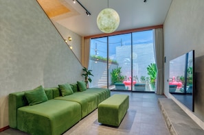 Villa Deluxe, 2 quartos, piscina privativa | Sala | Televisor de ecrã plano de 65 polegadas com canais por cabo