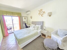 Quarto Duplo Superior, casa de banho anexa, Vista para a cidade | Cofre no quarto, secretária 