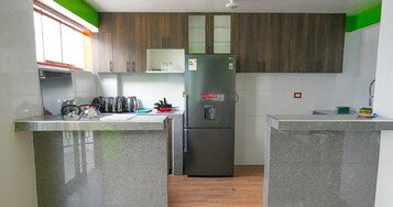 Quarto Duplo ou Twin Standard, casa de banho privativa | Cozinha privada | Minifrigorífico, um micro-ondas, utensílios de cozinha 