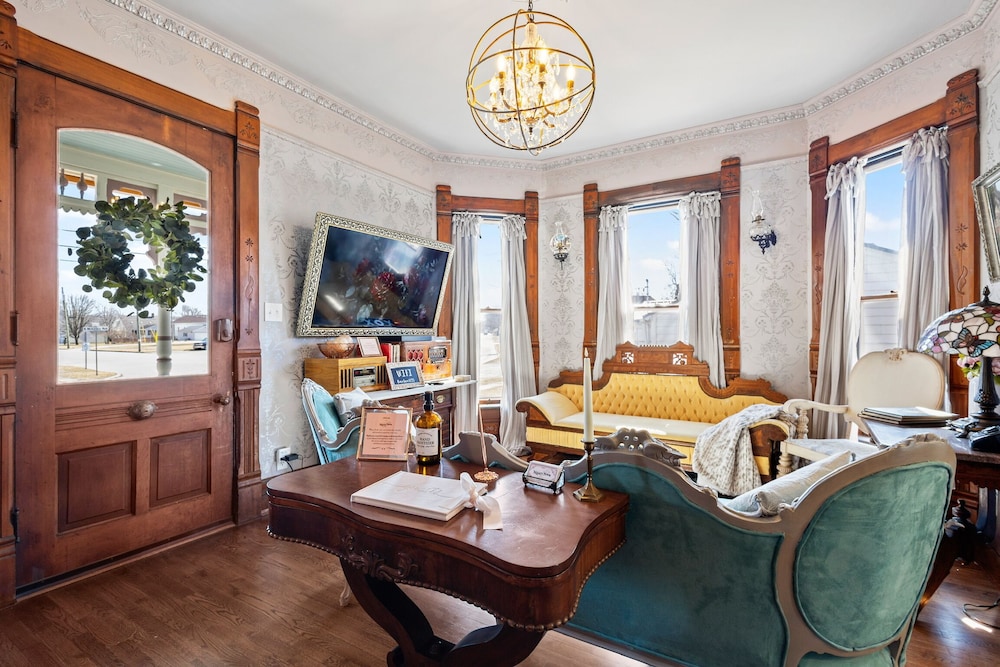 McKinley Manor - A Historic 1893 Victorian Gem - Rensselaer | Vrbo