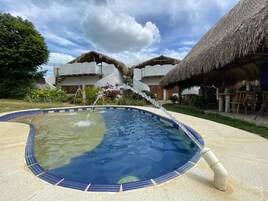 Piscina exterior, espreguiçadeiras 