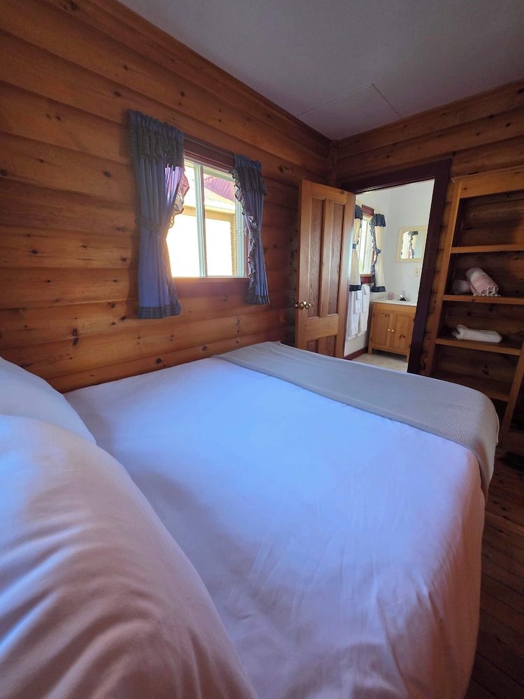 Cottage # 6 Hunts Point Beach Cottages - 1 bedroom - Region of Queens ...