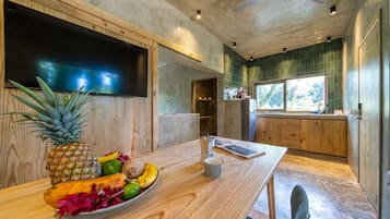 Quarto Duplo Standard, pátio, vista para o rio | Sala de estar | Televisor de ecrã plano de 40 polegadas com canais por cabo