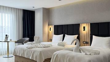 Quarto Twin Deluxe, Vista para a cidade | Lençóis de algodão egípcio, roupa de alta qualidade, minibar