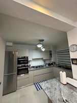 Um frigorífico, um micro-ondas, um forno, uma placa de cozinha