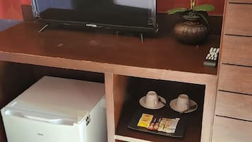 Um polibã, um secador de cabelo, um bidé, toalhas fornecidas