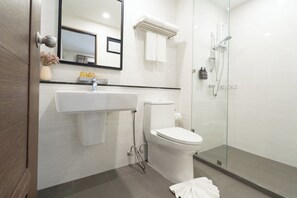 Um polibã, um secador de cabelo, toalhas fornecidas, sabão 