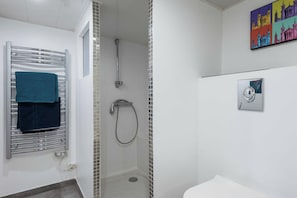 Apartamento | Banheiro | Secador de cabelo, toalhas de banho, shampoo