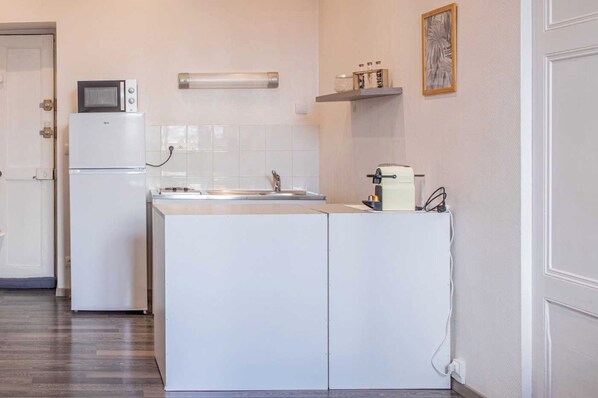 Apartamento | Cozinha privada | Um frigorífico, um micro-ondas, uma placa de cozinha