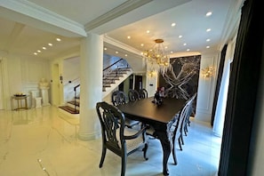 Villa, 6 quartos, piscina privativa, vista para o jardim | Sala de jantar