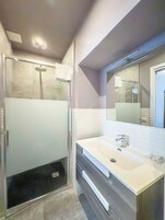 Quarto quádruplo conforto | Banheiro | Chuveiro, produtos de toalete grátis, secador de cabelo 