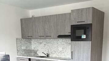 Apartamento | Cozinha privada | Um frigorífico, um micro-ondas, um forno, uma placa de cozinha