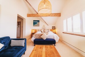 5 quartos, individualmente decorados, individualmente mobiliados