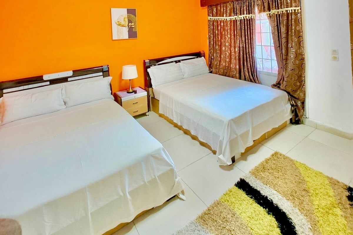 Quarto Duplo Design, 6 quartos, não fumadores, ar condicionado | Roupa de alta qualidade, camas de colchão pillowtop, cofre no quarto 