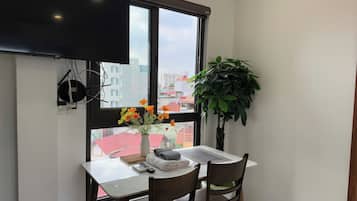 Apartamento Deluxe, 1 quarto, Vista para a cidade | Camas de colchão viscoelástico, com decoração personalizada