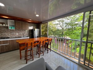 Apartamento luxo, sacada, vista para o parque | Área de estar | Smart TV 32 polegadas com canais via satélite
