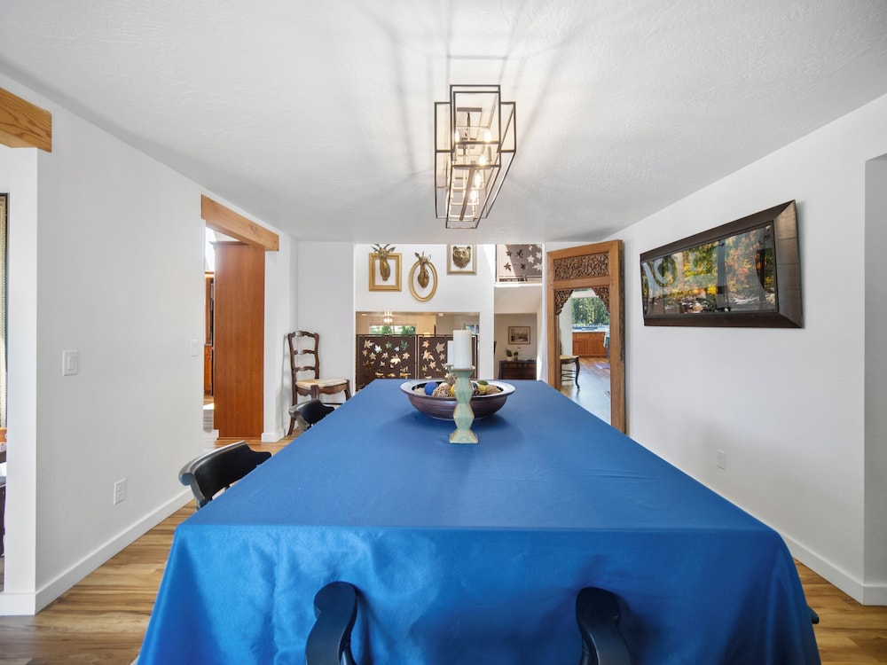 Rivers Edge Retreat, Luxury Waterfront Estate, Private Dock, Swimming ...