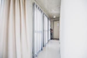 Apartamento básico, vista para a cidade | Área de estar | TV 40 cm com canais a cabo