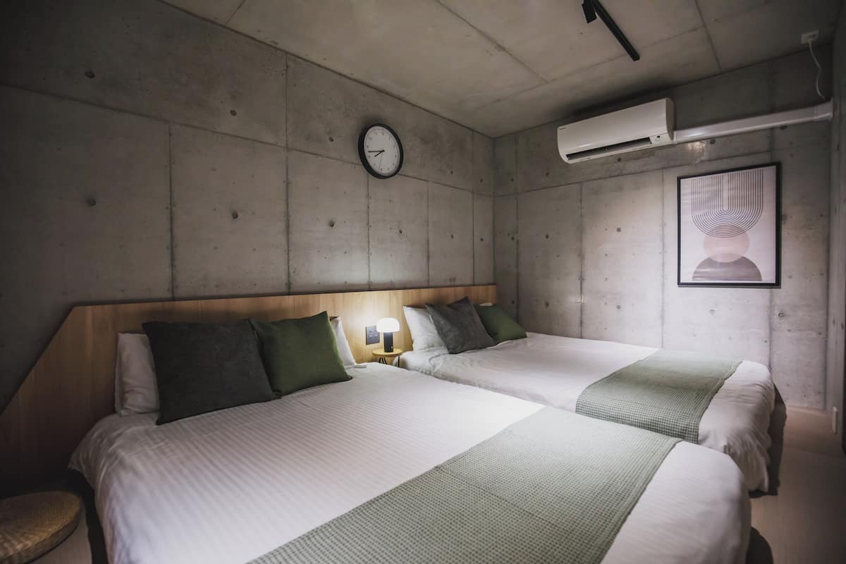 Cortinas blackout, quartos à prova de som, Wi-Fi de cortesia