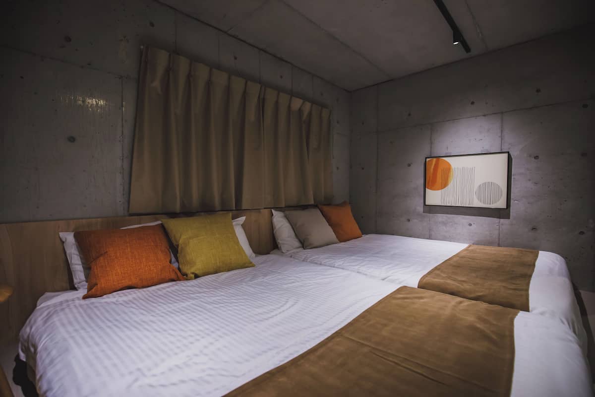 Cortinas blackout, quartos à prova de som, Wi-Fi de cortesia