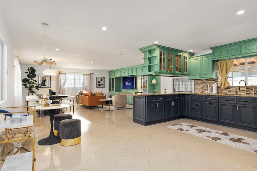 Spacious Disney Magic Home With Pool-spa-gameroom-billard In Midway - Huntington Beach, CA