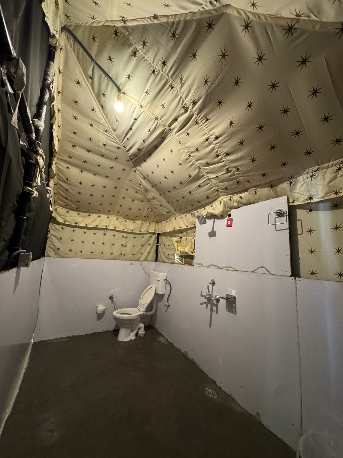 Tenda Familiar | Casa de banho | Um polibã, artigos de higiene pessoal grátis, toalhas fornecidas, sabão 