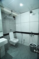 Quarto Quádruplo Familiar | Casa de banho | Um polibã e uma banheira separados, toalhas fornecidas, sabão, champô 