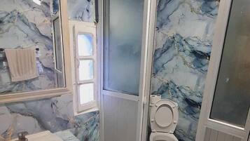 Dormitório Partilhado Económico, em dormitório misto, vista para a montanha | Casa de banho | Um polibã e uma banheira separados, artigos de higiene pessoal grátis