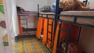 Dormitório Partilhado Económico, em dormitório misto, vista para a montanha | Secretária adequada para computadores portáteis, Wi-fi grátis