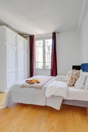 Apartamento urbano, 1 cama Queen e sofá-cama, para não fumantes, vista para a cidade | Ferros/tábuas de passar roupa, berços (sobretaxa), Wi-Fi de cortesia