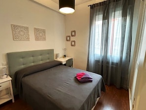 Quarto Duplo, casa de banho partilhada | Ferro/tábua de engomar, Wi-fi grátis 