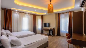 Quarto triplo luxo, aceita animais de estimação, vista para o vinhedo | Sala de estar | TV LCD, console de videogame, Netflix, Hulu