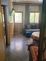 Apartamento família, sacada, vista para o rio | Área de estar