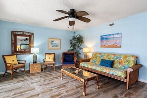 Apartamento em Condomínio Fechado, várias camas, lanai (alpendre havaiano) (White Sands Village 210) | Sala de estar | Televisor de ecrã plano de 42 polegadas com canais digitais
