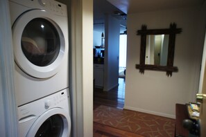 Apartamento em Condomínio Fechado, 1 cama king-size e sofá-cama (Kona Pacific E630) | Lavandaria
