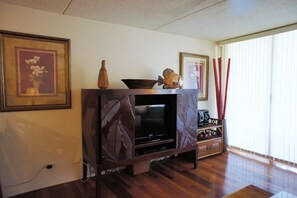 Apartamento em Condomínio Fechado, 1 cama king-size e sofá-cama (Kona Pacific E630) | Sala de estar | Televisor de ecrã plano de 42 polegadas com canais digitais