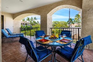 Apartamento em Condomínio Fechado, várias camas, vista para o jardim (The Shores at Waikoloa 202) | Refeições ao ar livre